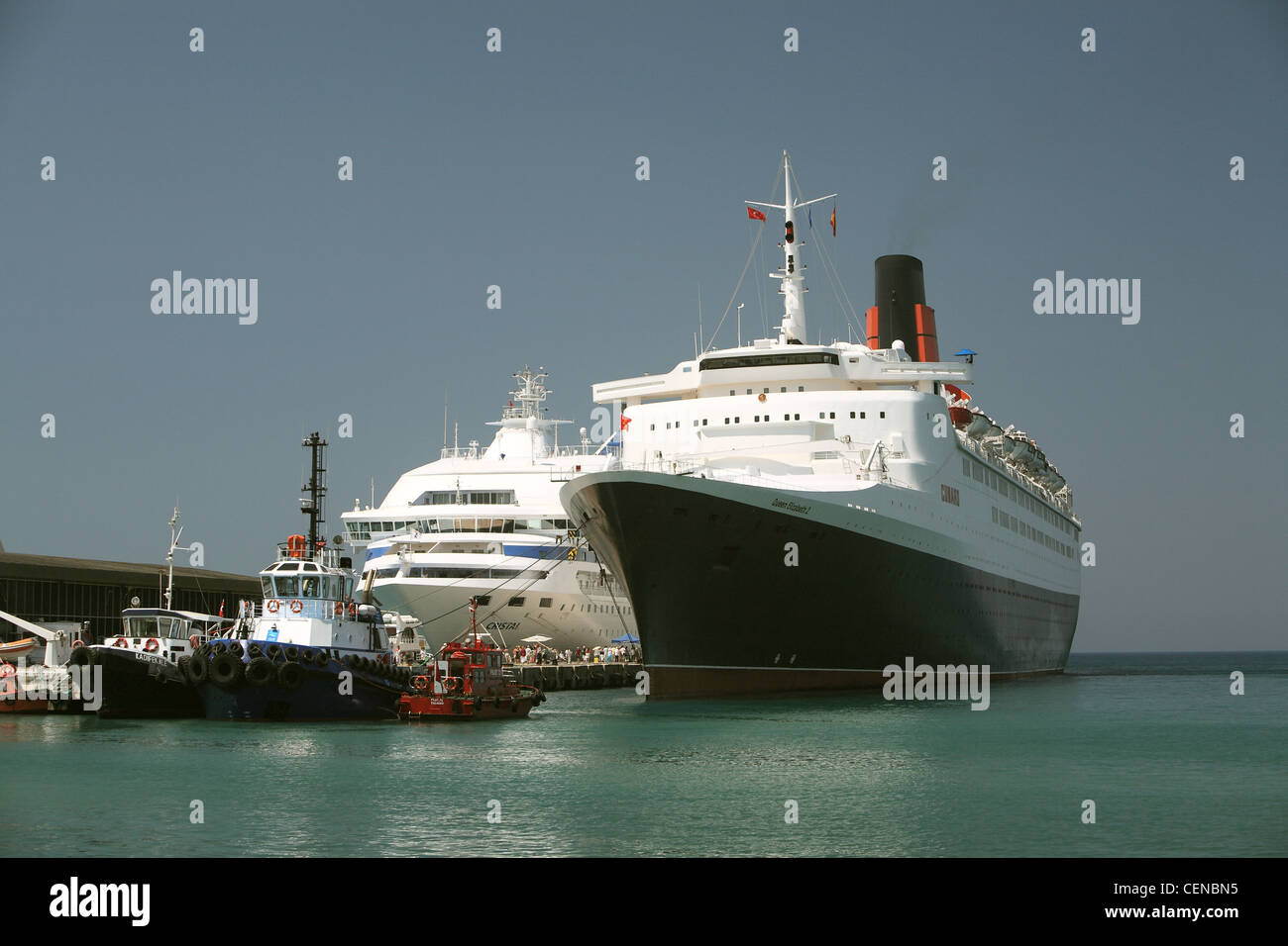 RMS Queen Elizabeth 2. QE2. alongside berth at Kusadasi, Turkey Stock ...