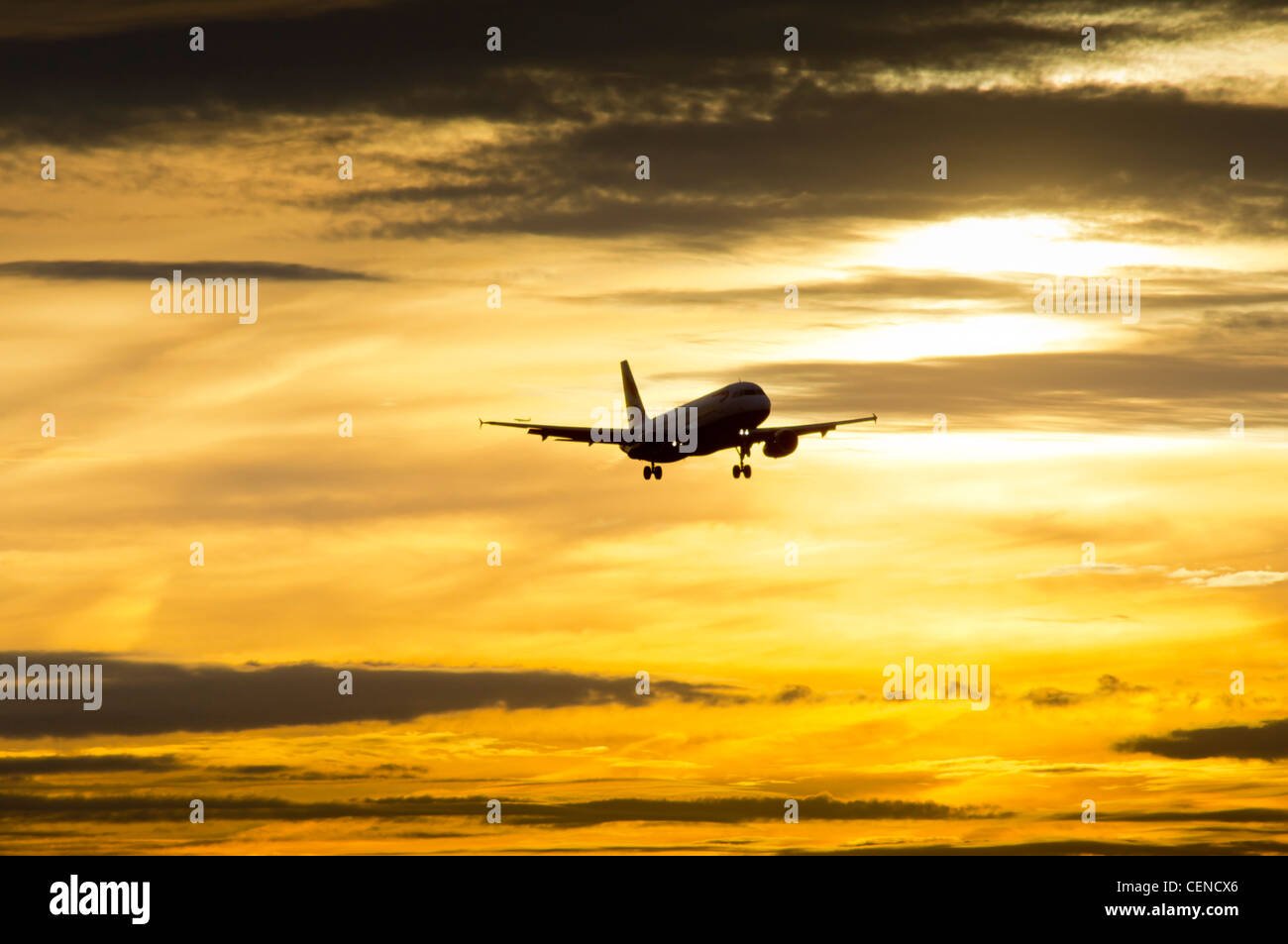 Airliner approach hi-res stock photography and images - Alamy