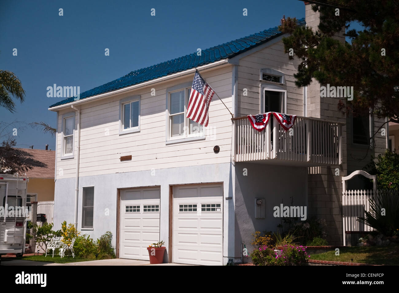 American home with flag flying hi-res stock photography and images - Alamy