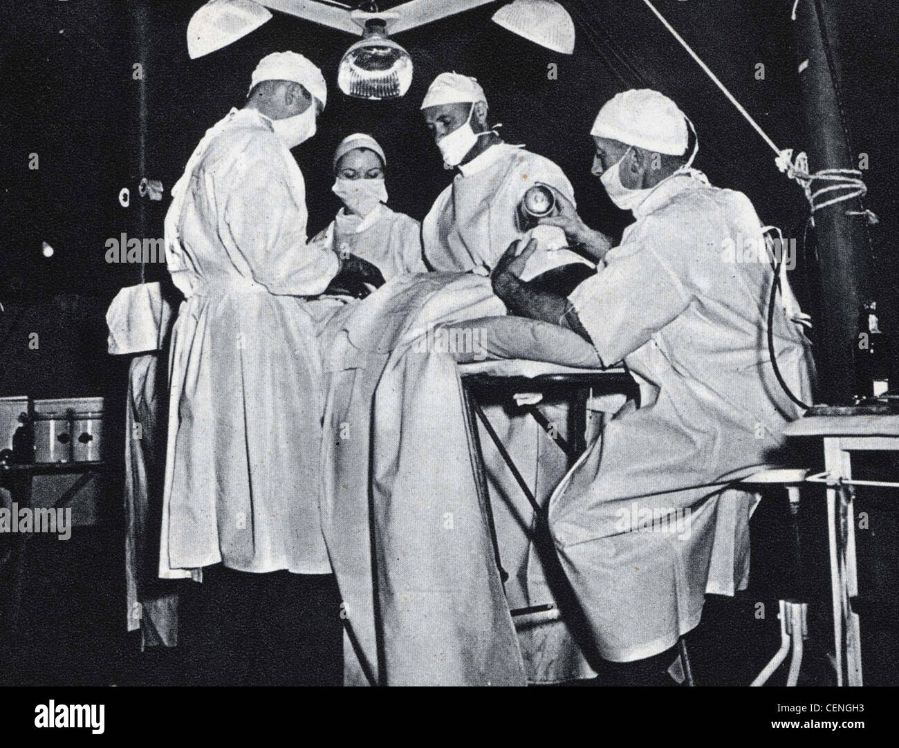 WW11. Military nurses and doctors in an operating theater Stock Photo ...