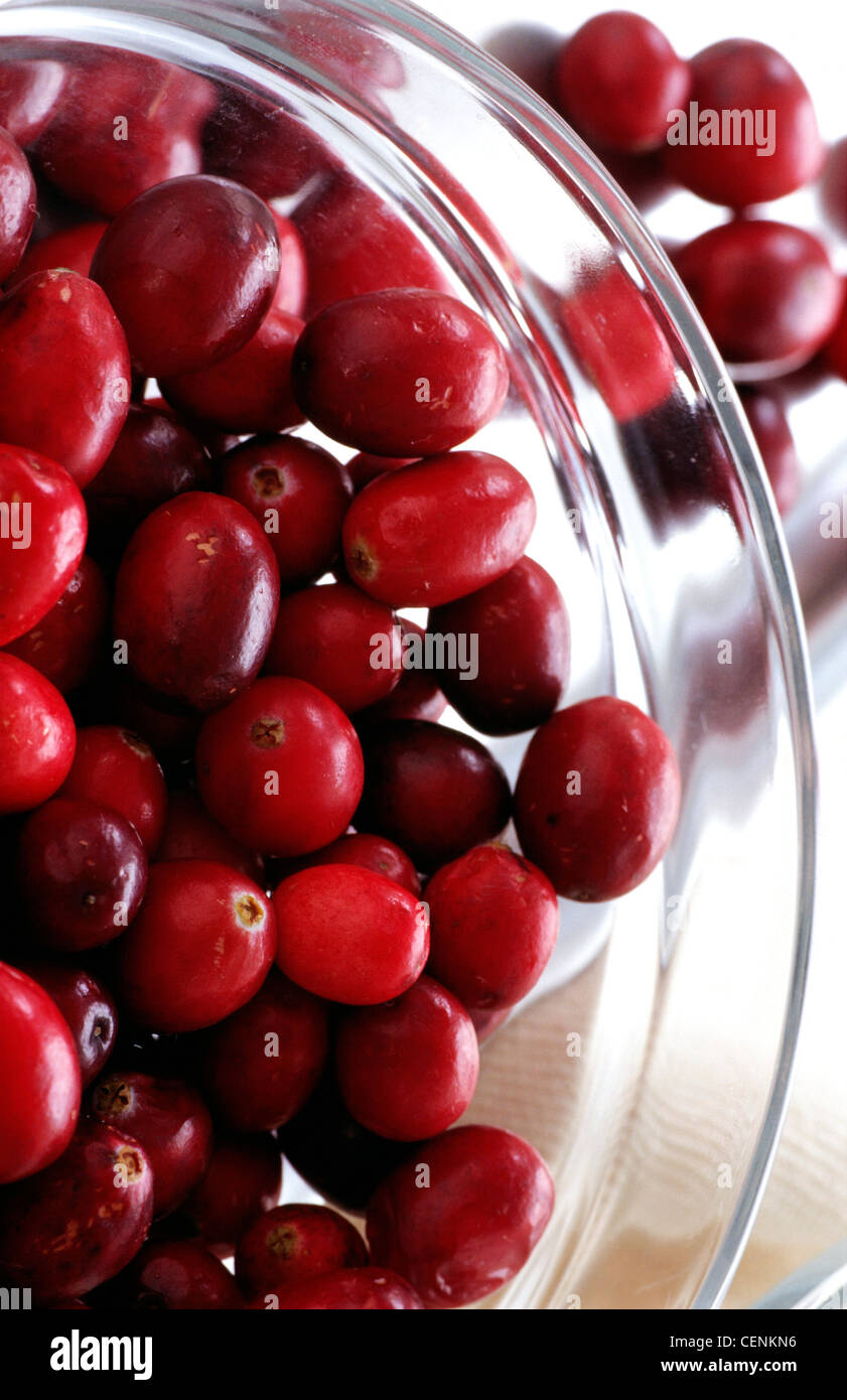CX100B522 Close up of fresh cranberries in a glass bowl Stock Photo - Alamy