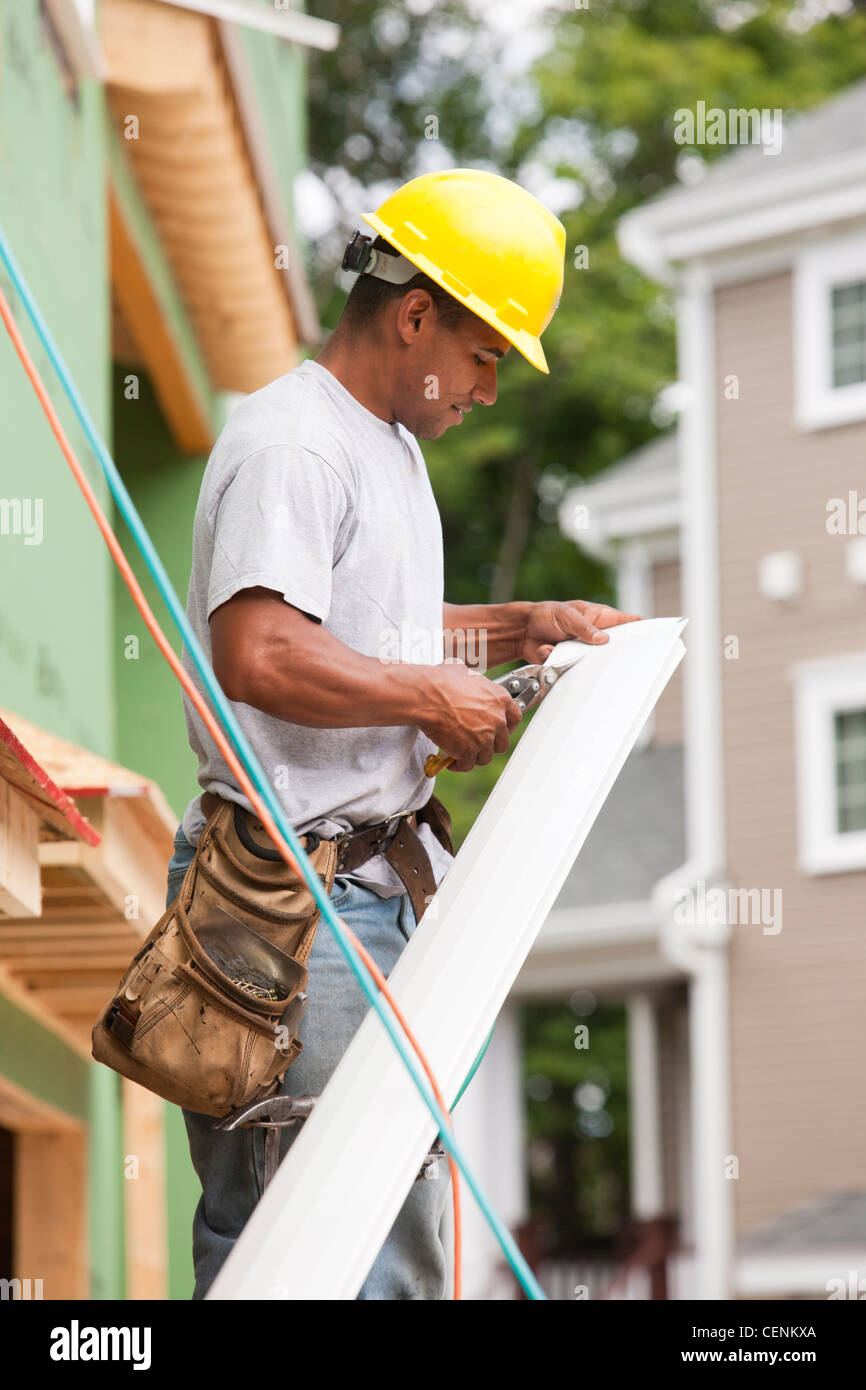Worker working on roof edge hi-res stock photography and images - Alamy