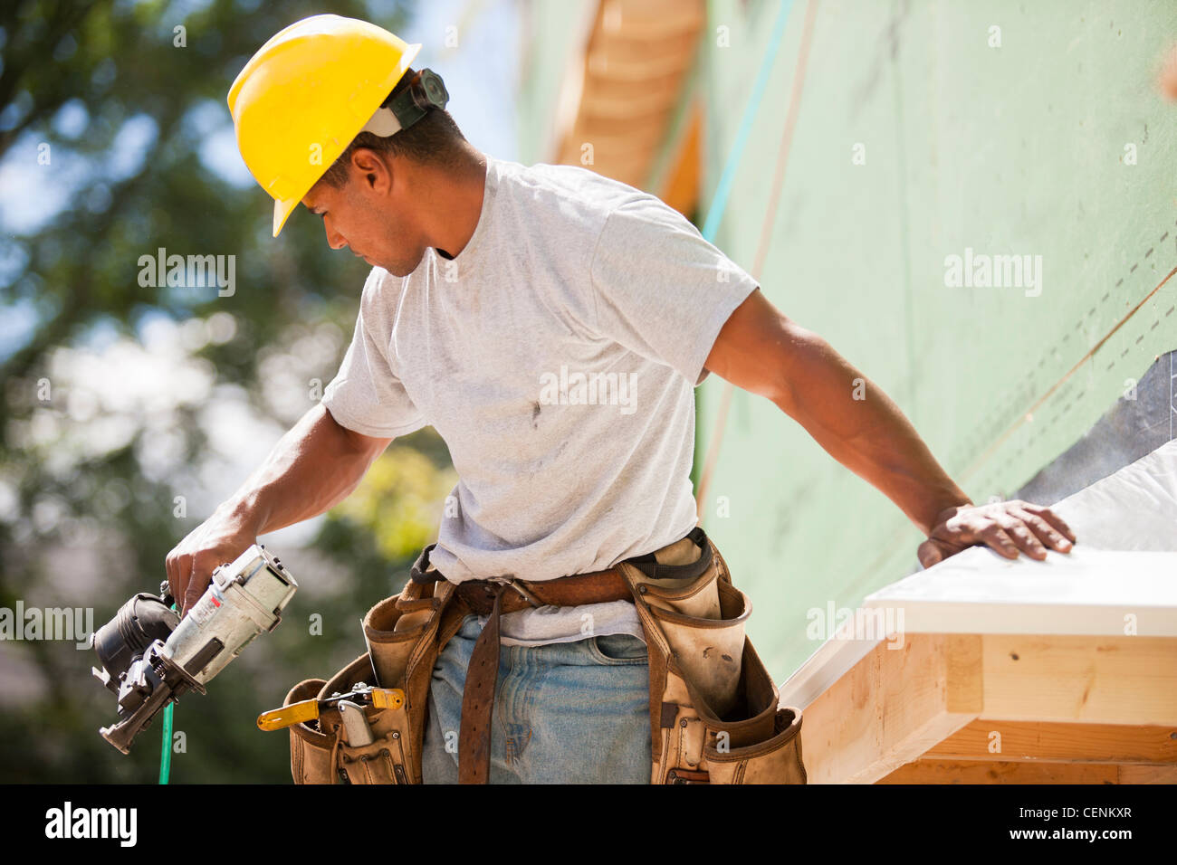 Worker working on roof edge hi-res stock photography and images - Alamy