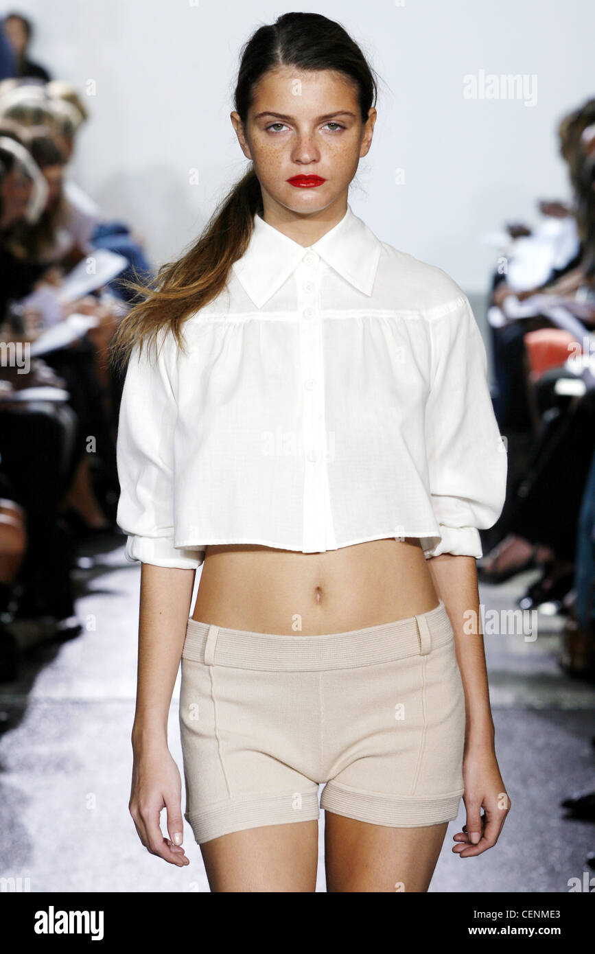 Woman showing midriff hi-res stock photography and images - Alamy