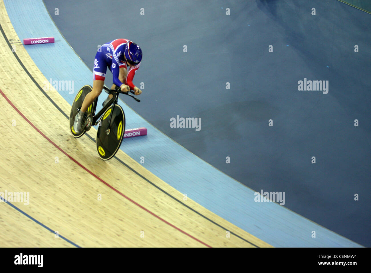 Joanna Rowsell wins the Women's Individual Pursuit at the UCI Track ...