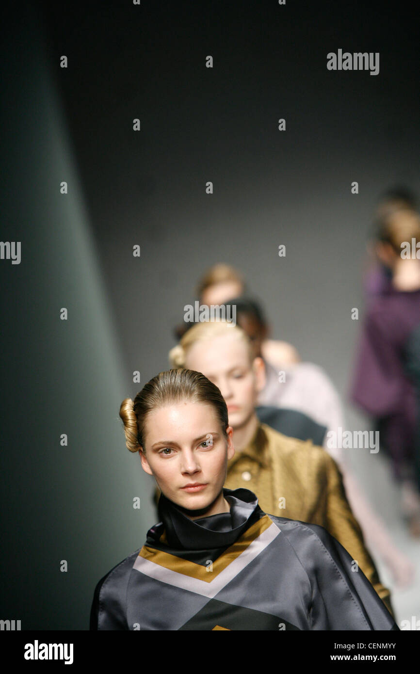 Group of models runway milan hi-res stock photography and images - Alamy