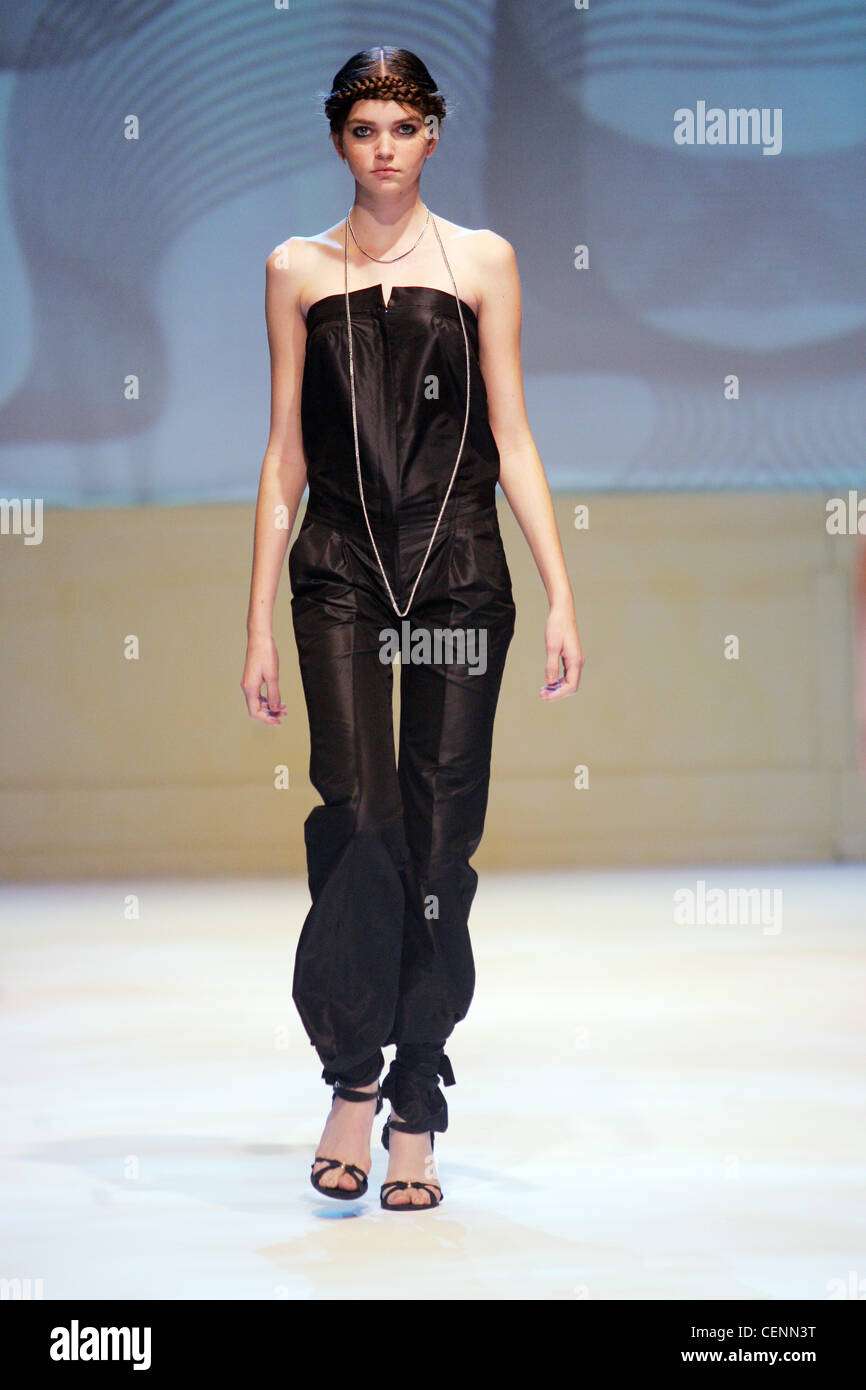 Sue Stemp New York Ready to Wear Spring Summer Brunette female model ...