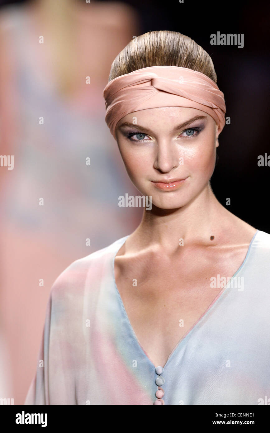 Erin Fetherston New York Ready to Wear Spring Summer Model wearing ...