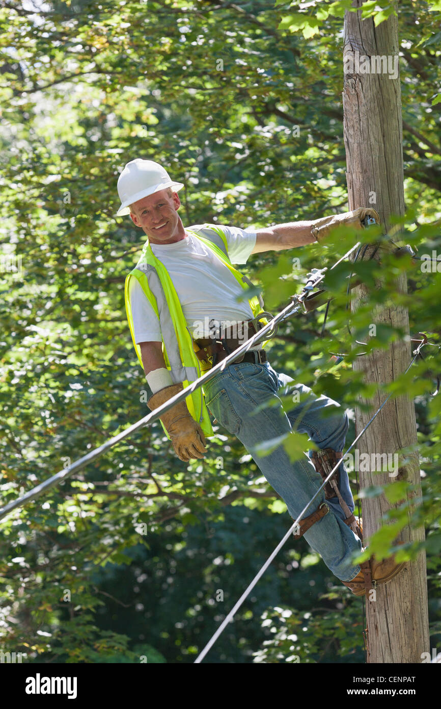 Lineman america pole hi-res stock photography and images - Alamy