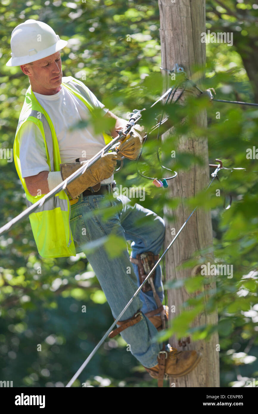 Lineman america pole hi-res stock photography and images - Alamy