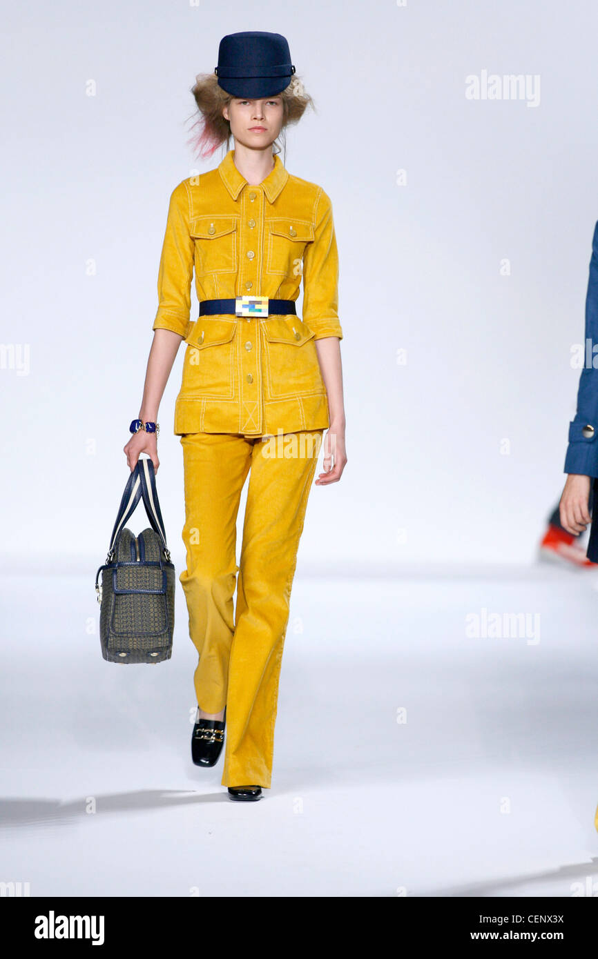 Mustard yellow suit hi-res stock photography and images - Alamy