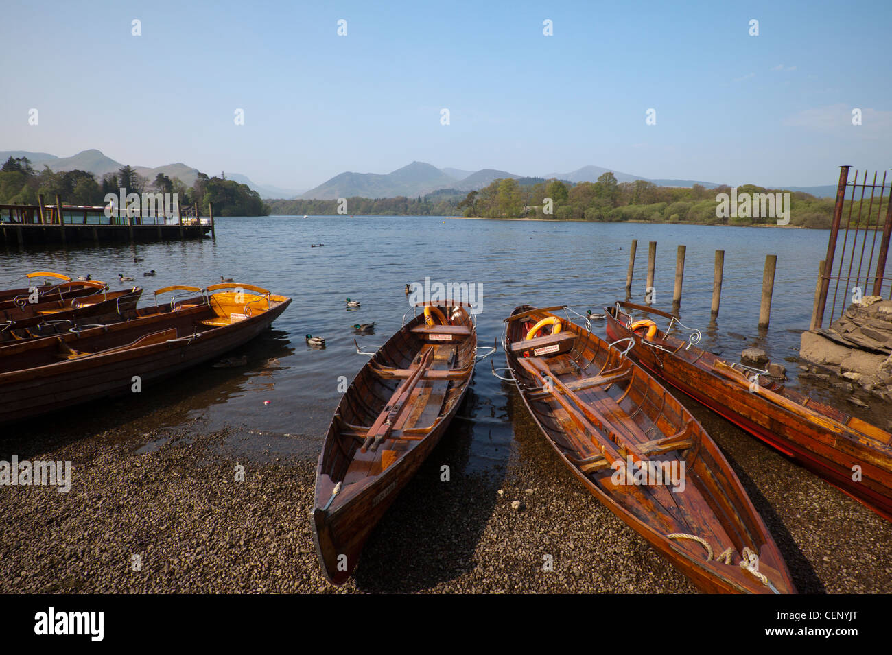 Sky scene rowing boats derwent water keswick iconic view hi-res stock ...