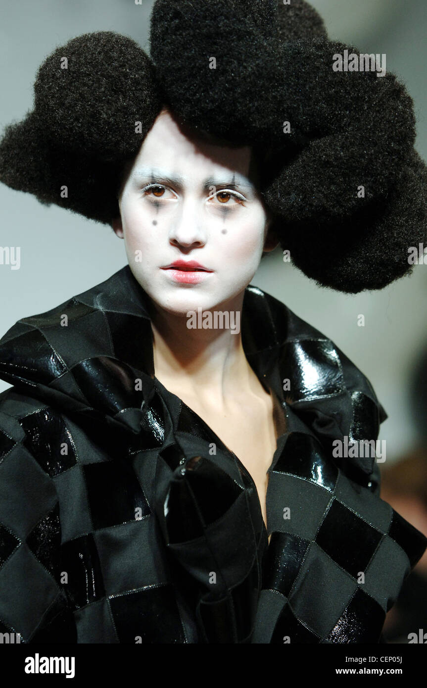 Gareth Pugh London Ready to Wear Autumn Winter Detail shot of a female ...