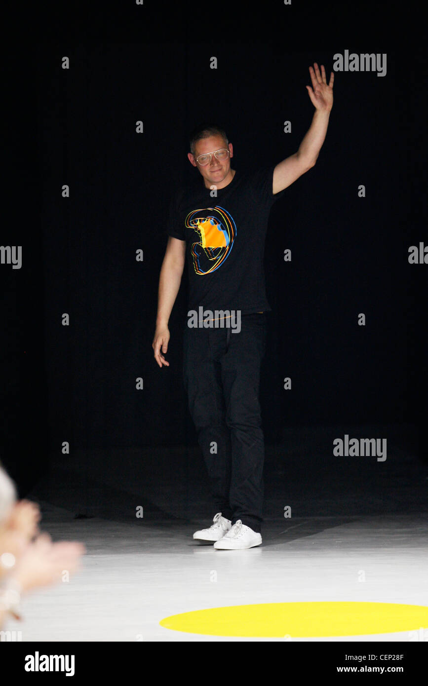 Designer giles deacon hi-res stock photography and images - Alamy