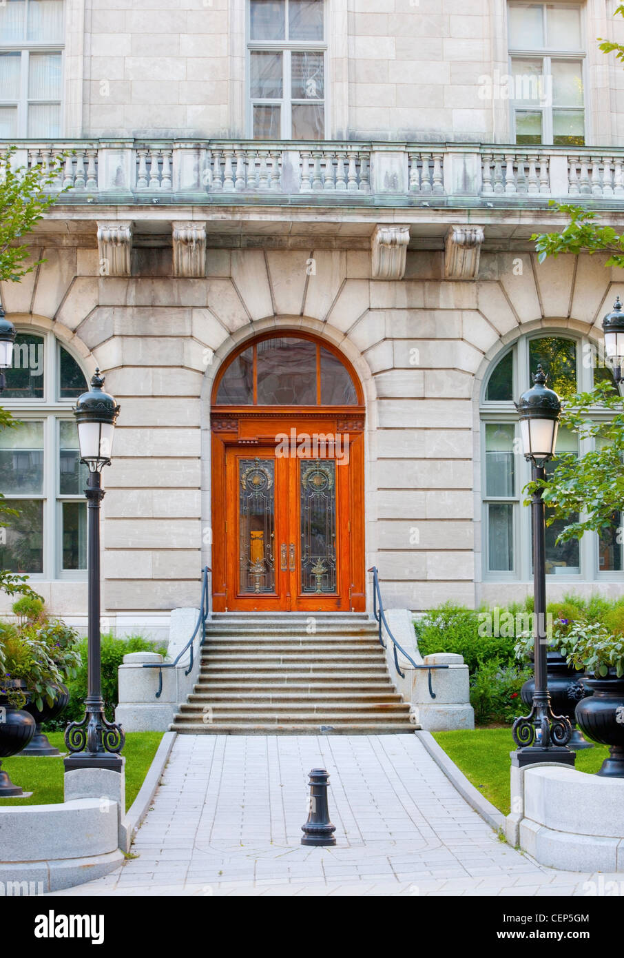 Government building door hi-res stock photography and images - Alamy