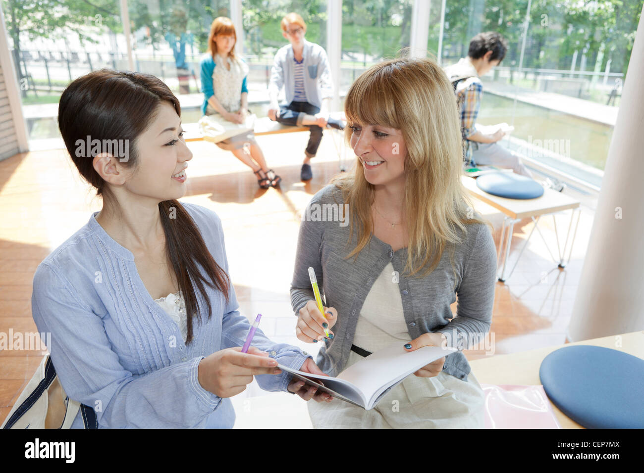 University students studying at campus Stock Photo - Alamy