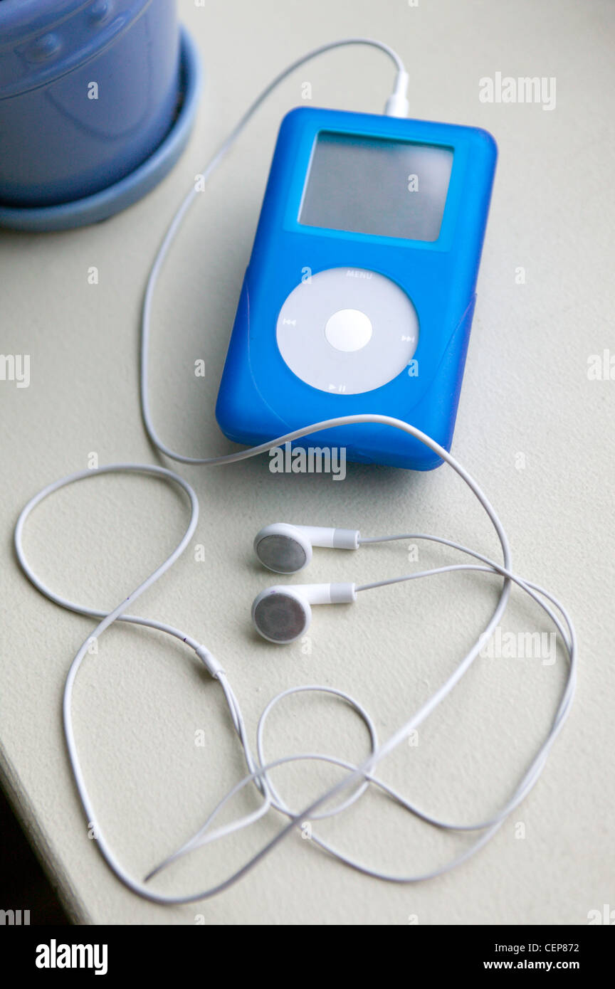 Woman using Apple Ipod Stock Photo - Alamy
