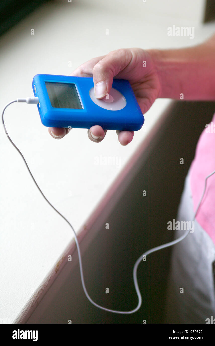 Woman using Apple Ipod Stock Photo - Alamy