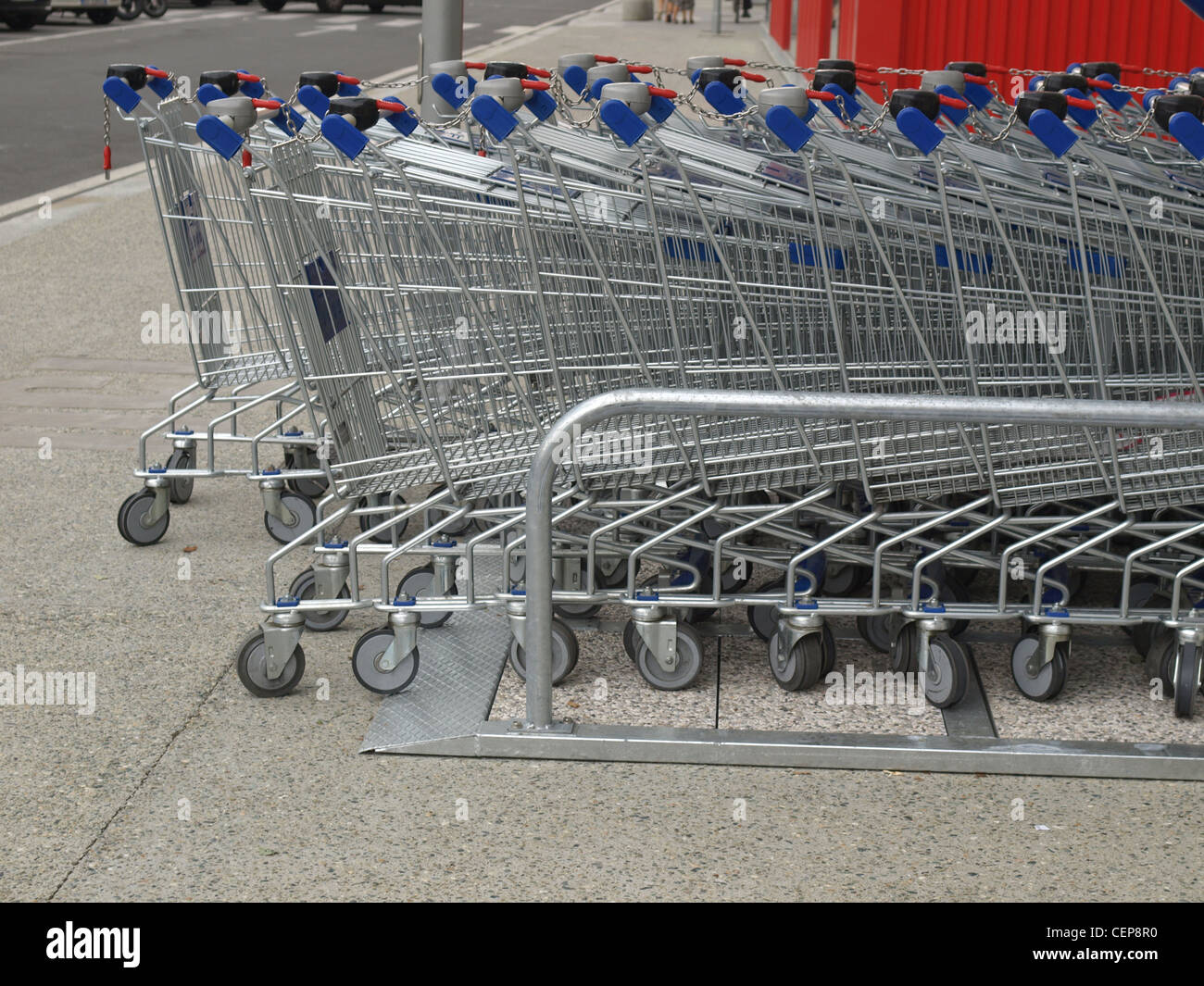 Row of supermarket shopping carts or trolleys Stock Photo - Alamy