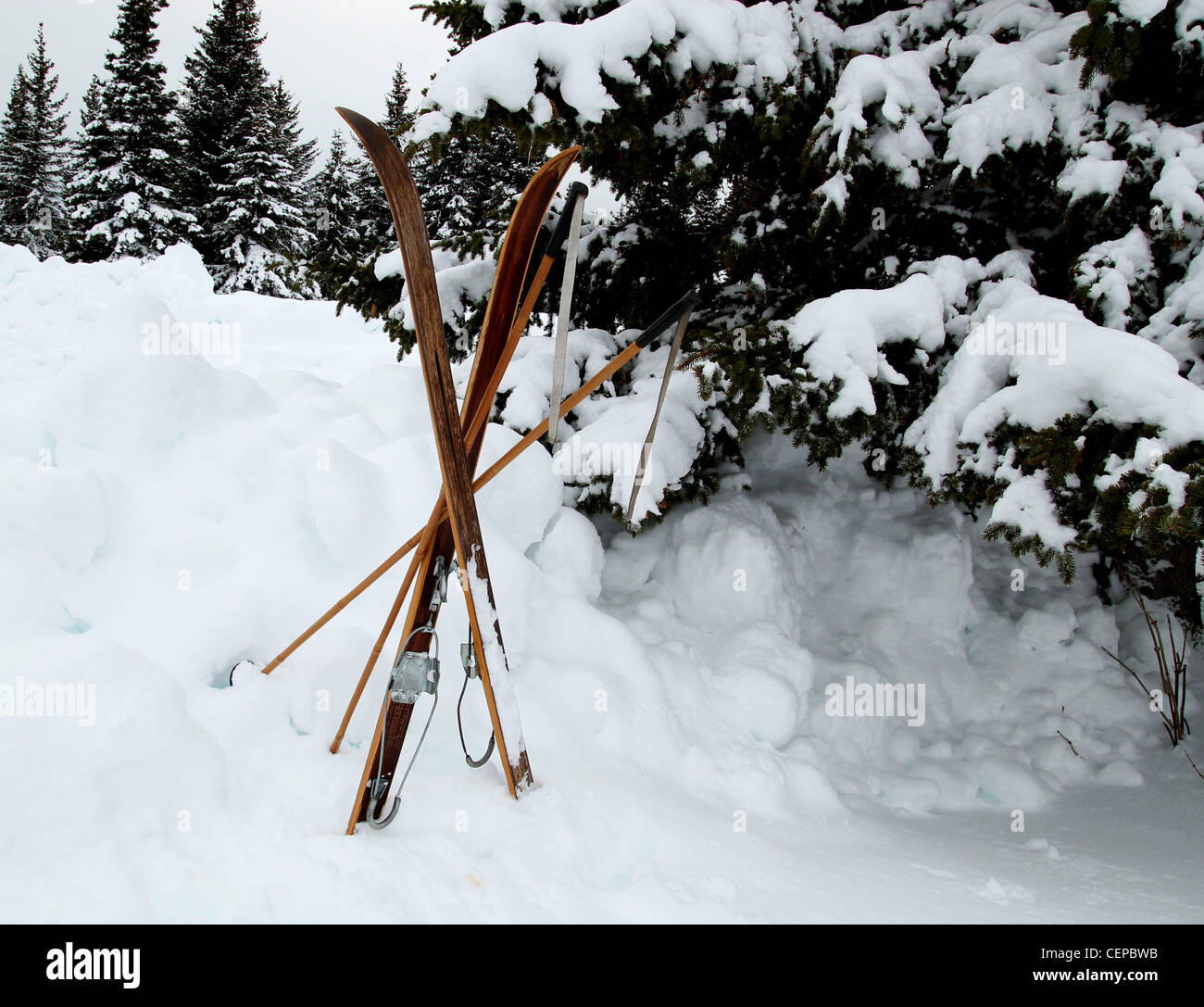 Vintage wooden snow skis hi-res stock photography and images - Alamy