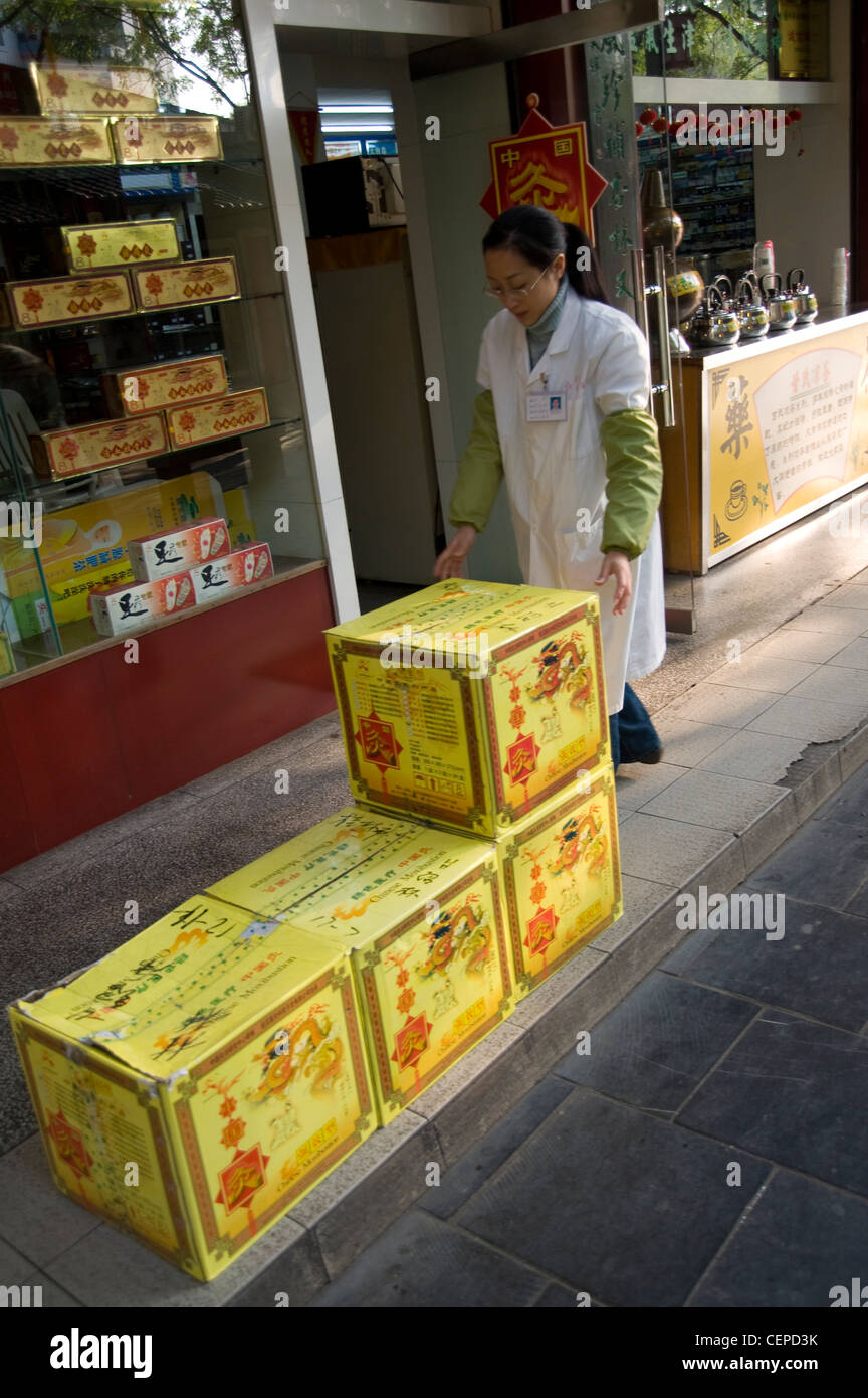 Stacking boxes hi-res stock photography and images - Alamy