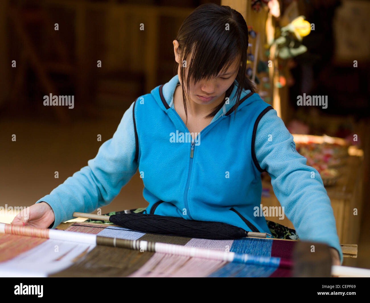 Woman Making Cloth On A Loom Stock Photo - Alamy