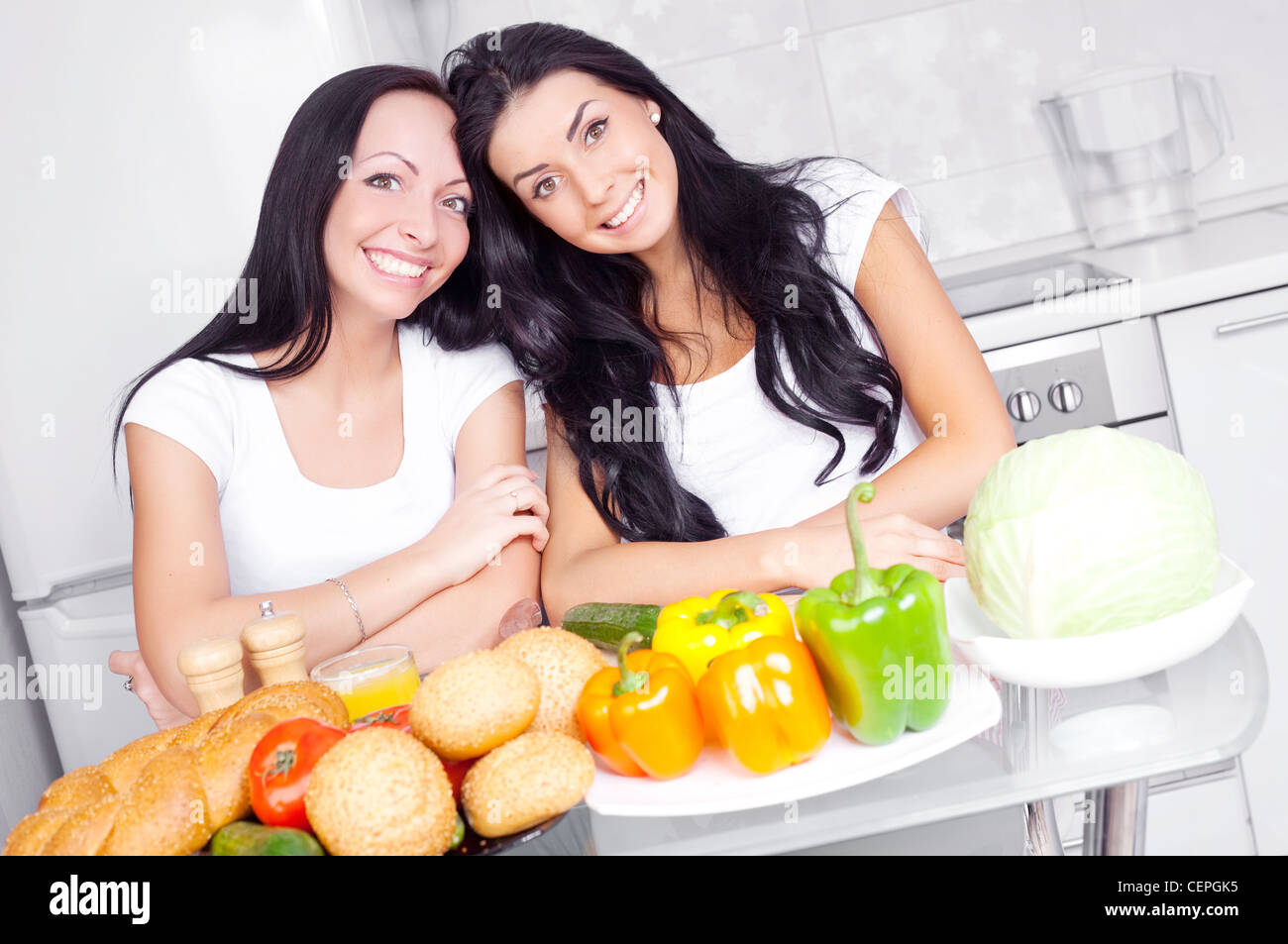 Sisters cooking meal together hi-res stock photography and images - Alamy
