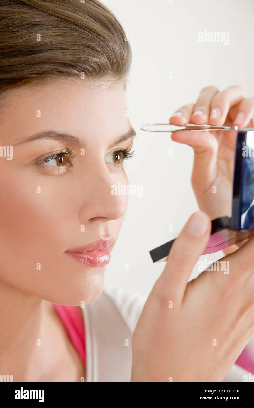 Tweezering hi-res stock photography and images - Alamy