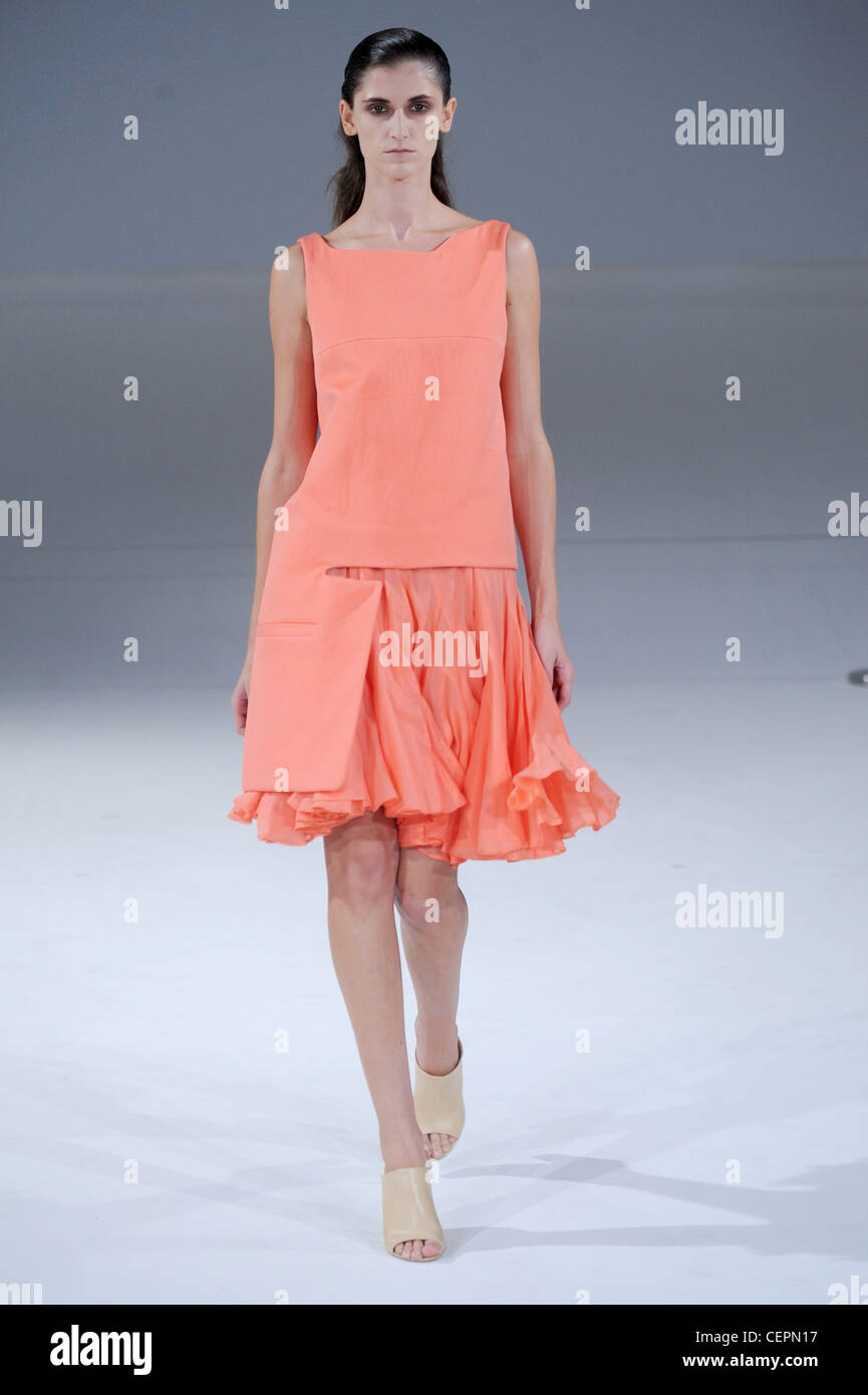 Hussein chalayan catwalk hi-res stock photography and images - Alamy
