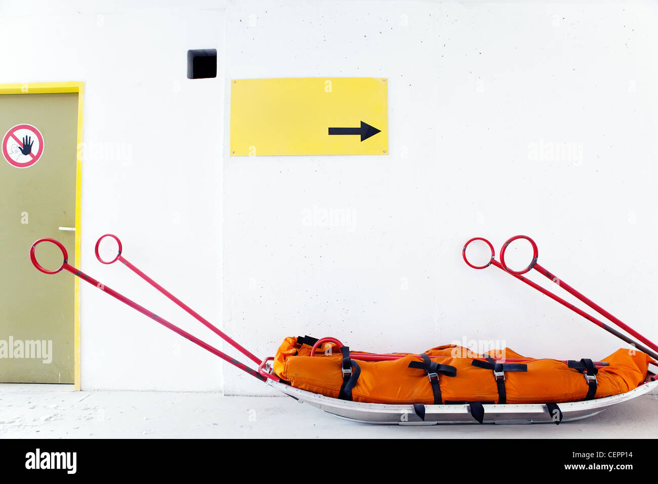 Mountain rescue stretcher snow hi-res stock photography and images - Alamy