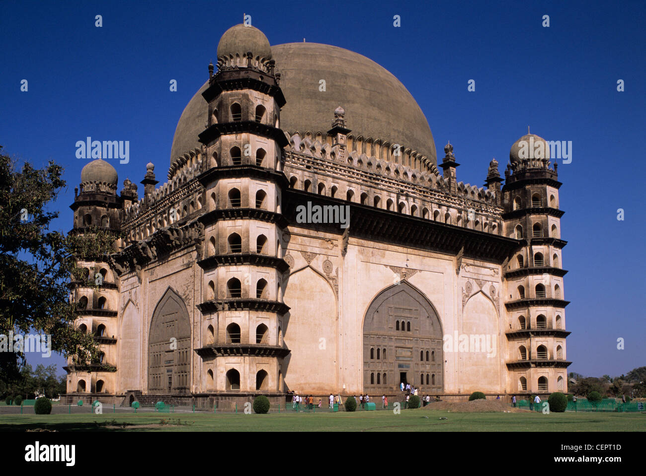 gol gumbaz tomb bijapur india Stock Photo - Alamy