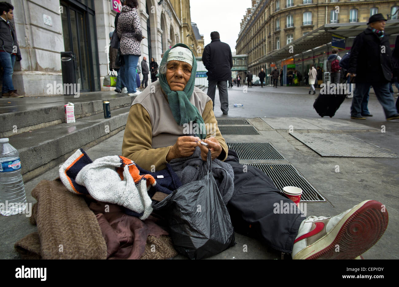 Urban poverty , Aïsha, old romanian homeless of Paris Saint-Lazare ...