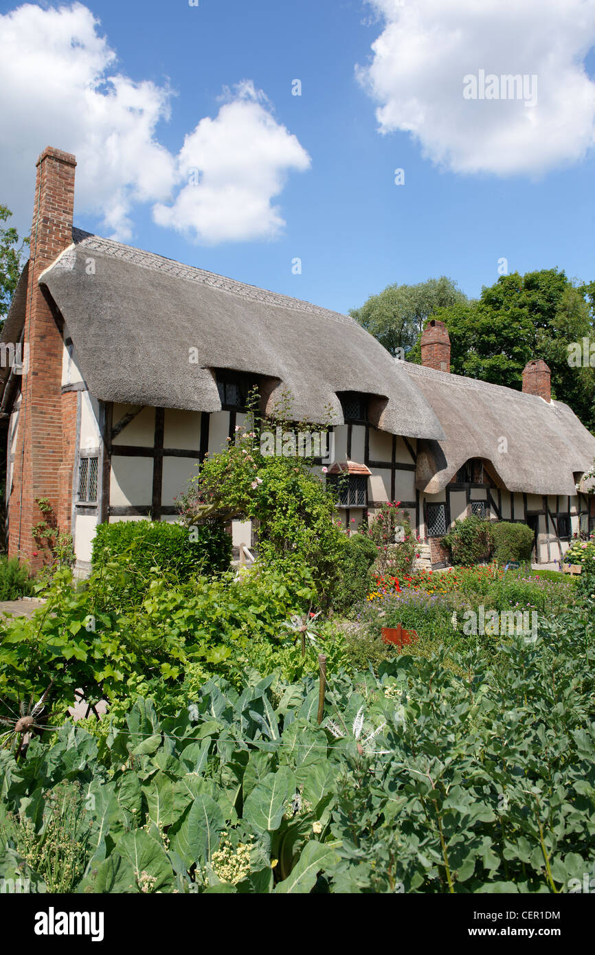 Anne Hathaway's Cottage, a traditional English cottage that was the ...
