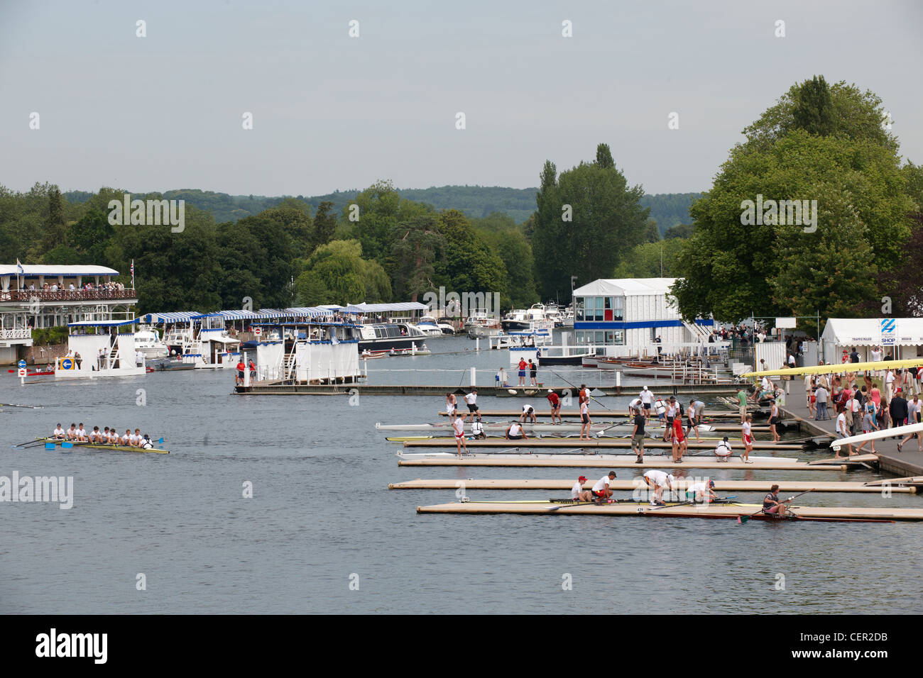 Boat crews preparing to race at the annual Henley Royal Regatta Stock ...