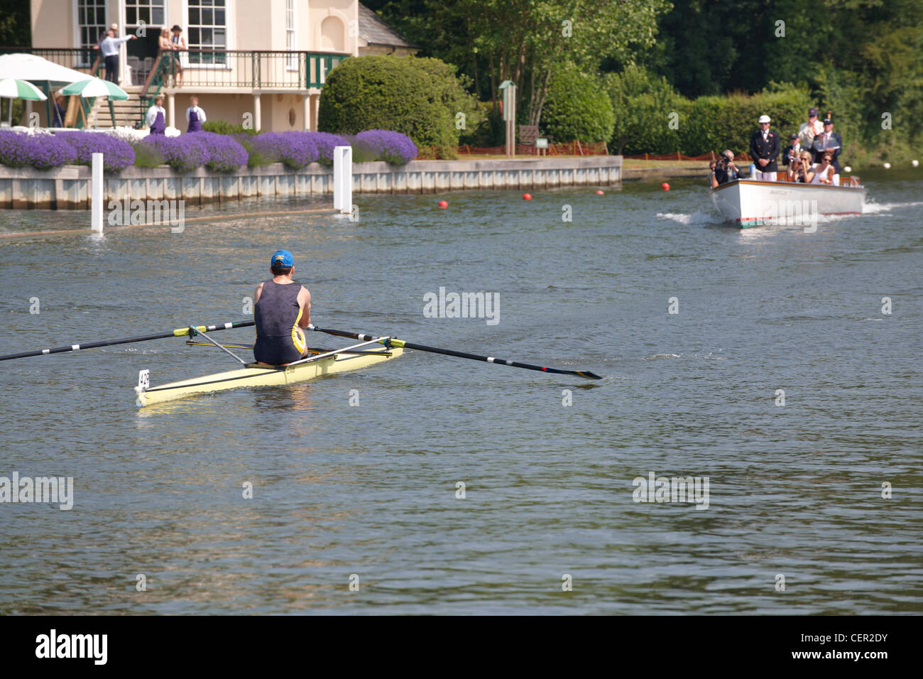 A single sculls race at the annual Henley Royal Regatta Stock Photo - Alamy
