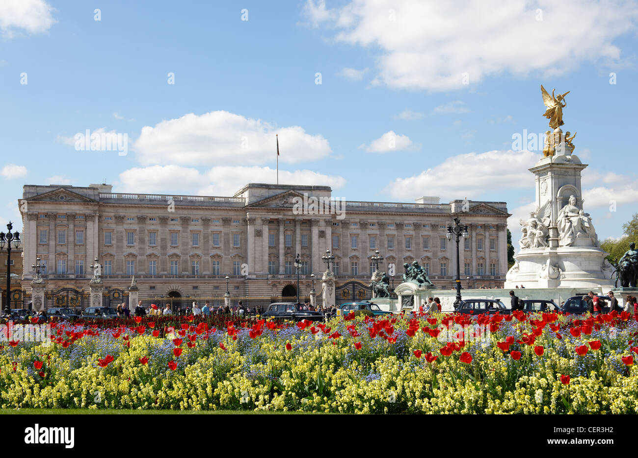 The Victoria Memorial in front of Buckingham Palace with tulips in the foreground Stock Photo ...