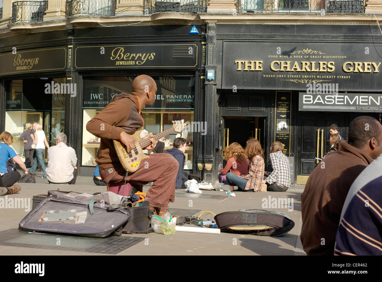 Busking performances hi-res stock photography and images - Alamy