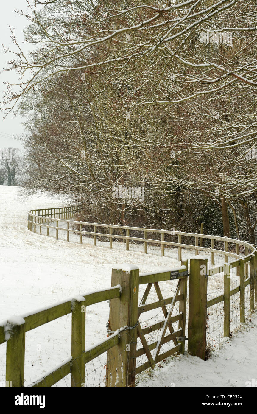 Covered footpath hi-res stock photography and images - Alamy