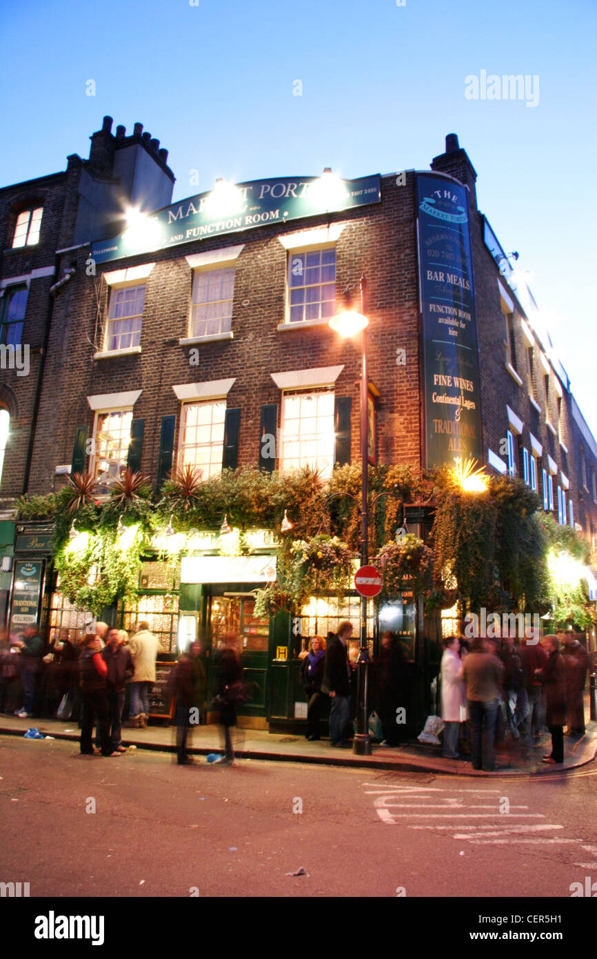 Pub people drinking hi-res stock photography and images - Alamy