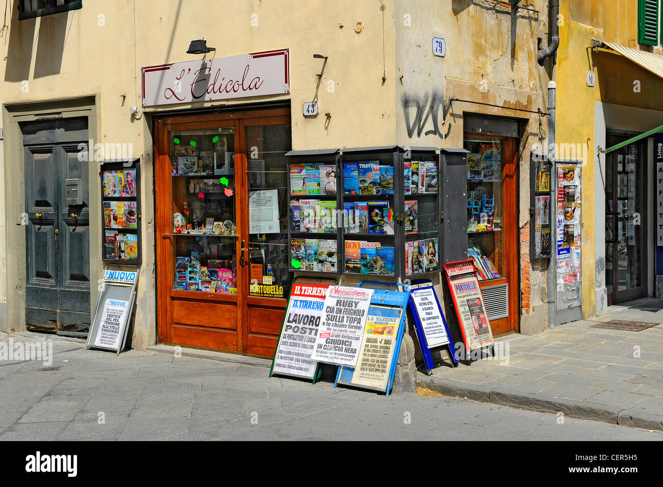 Crowd reading newspapers hi-res stock photography and images - Alamy