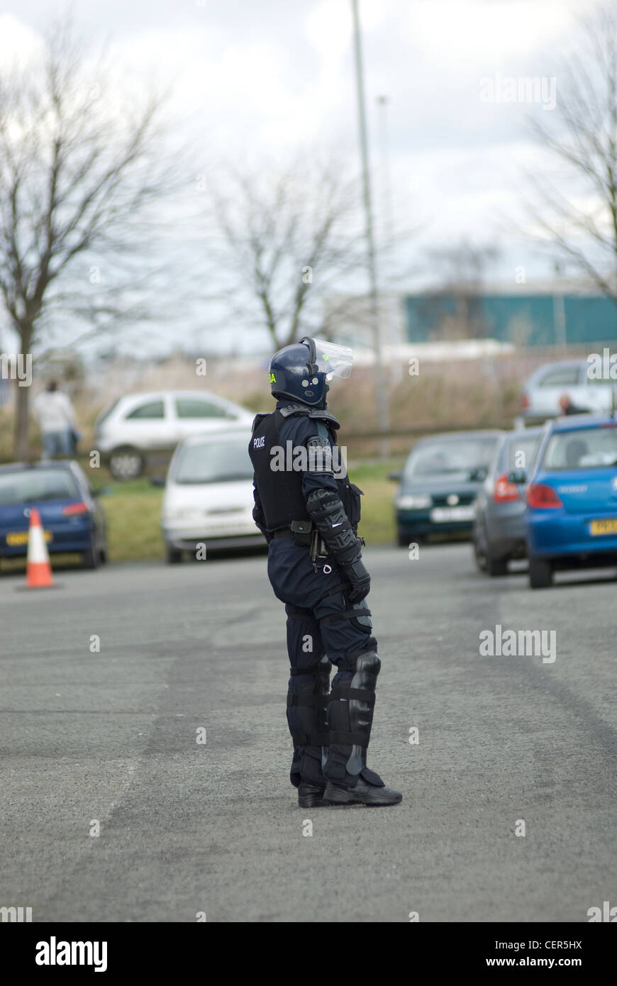 Uk riot police officer at the scene of a civil disturbance Stock Photo ...