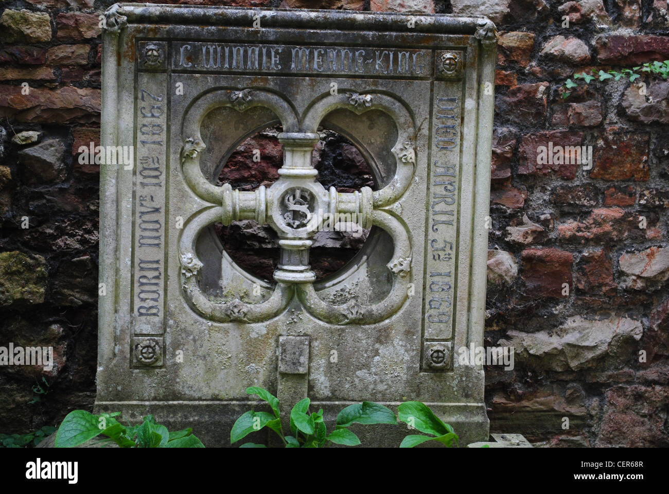 Old grave on cemetery hi-res stock photography and images - Alamy