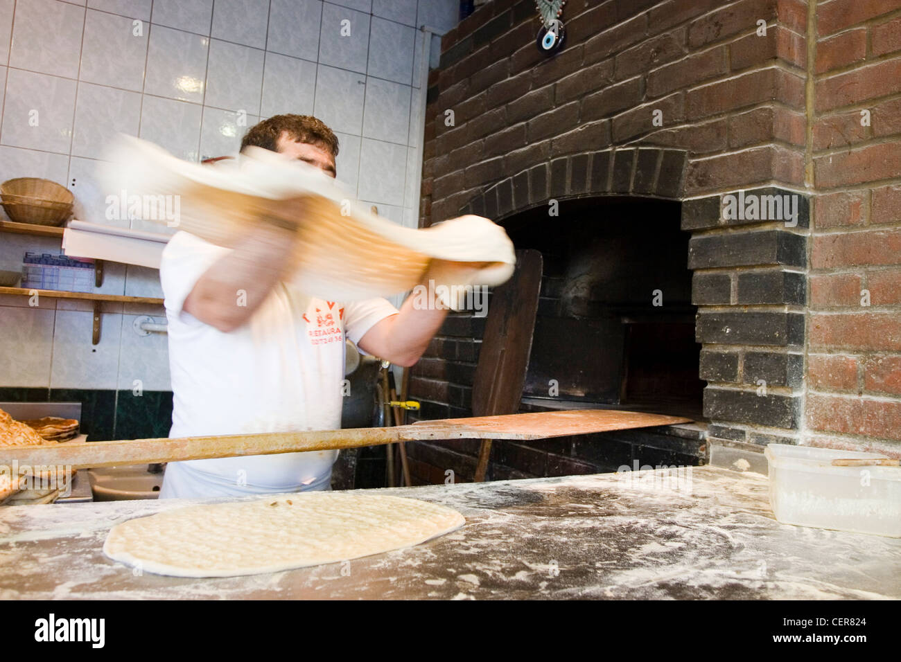 Turkish/Kurdish man cooking at Tava Restaurant in Stoke Newington Stock ...