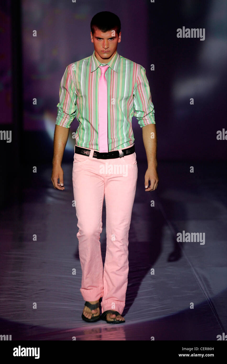 Very skinny model catwalk hi-res stock photography and images - Alamy
