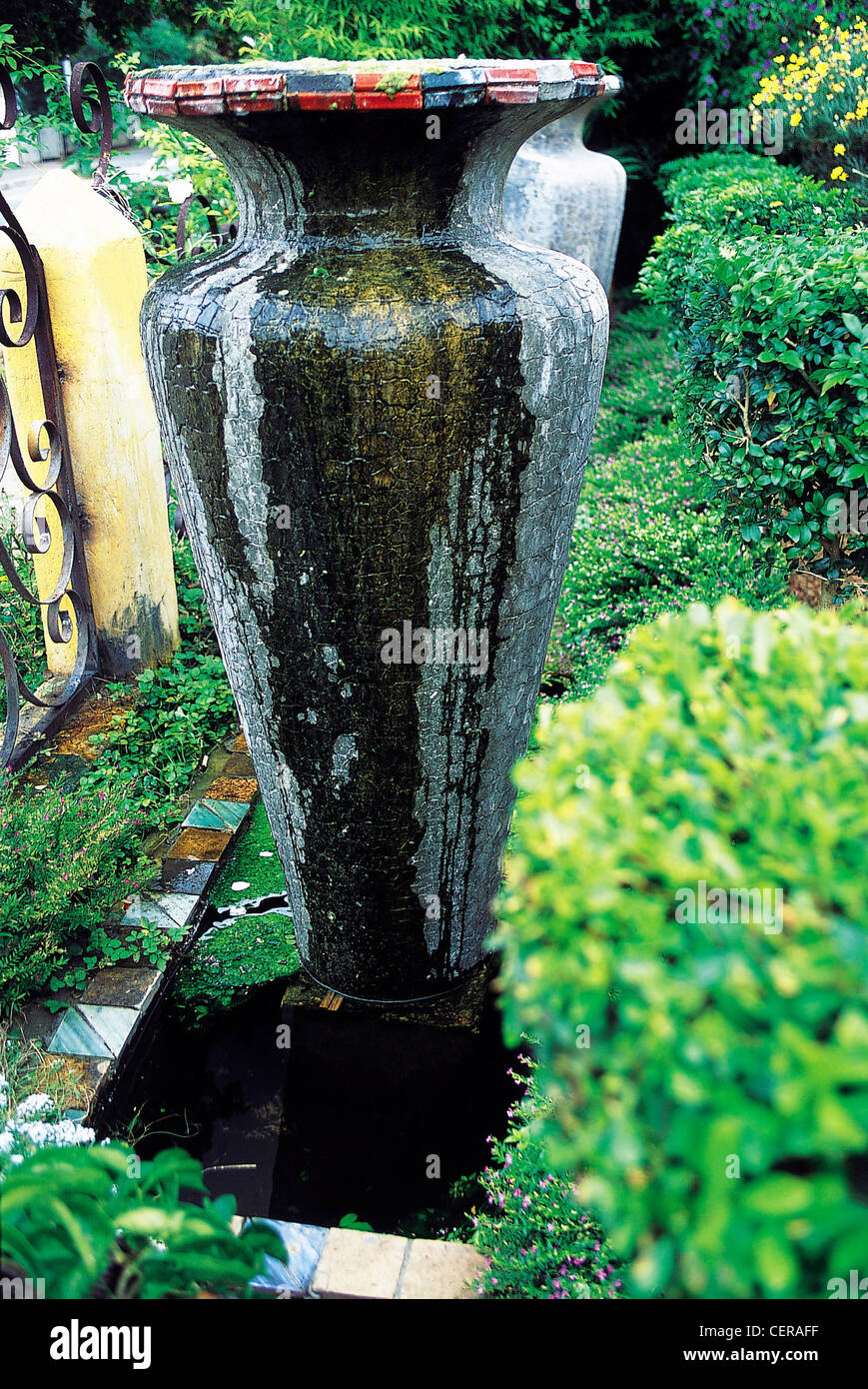 Large garden urn hi-res stock photography and images - Alamy