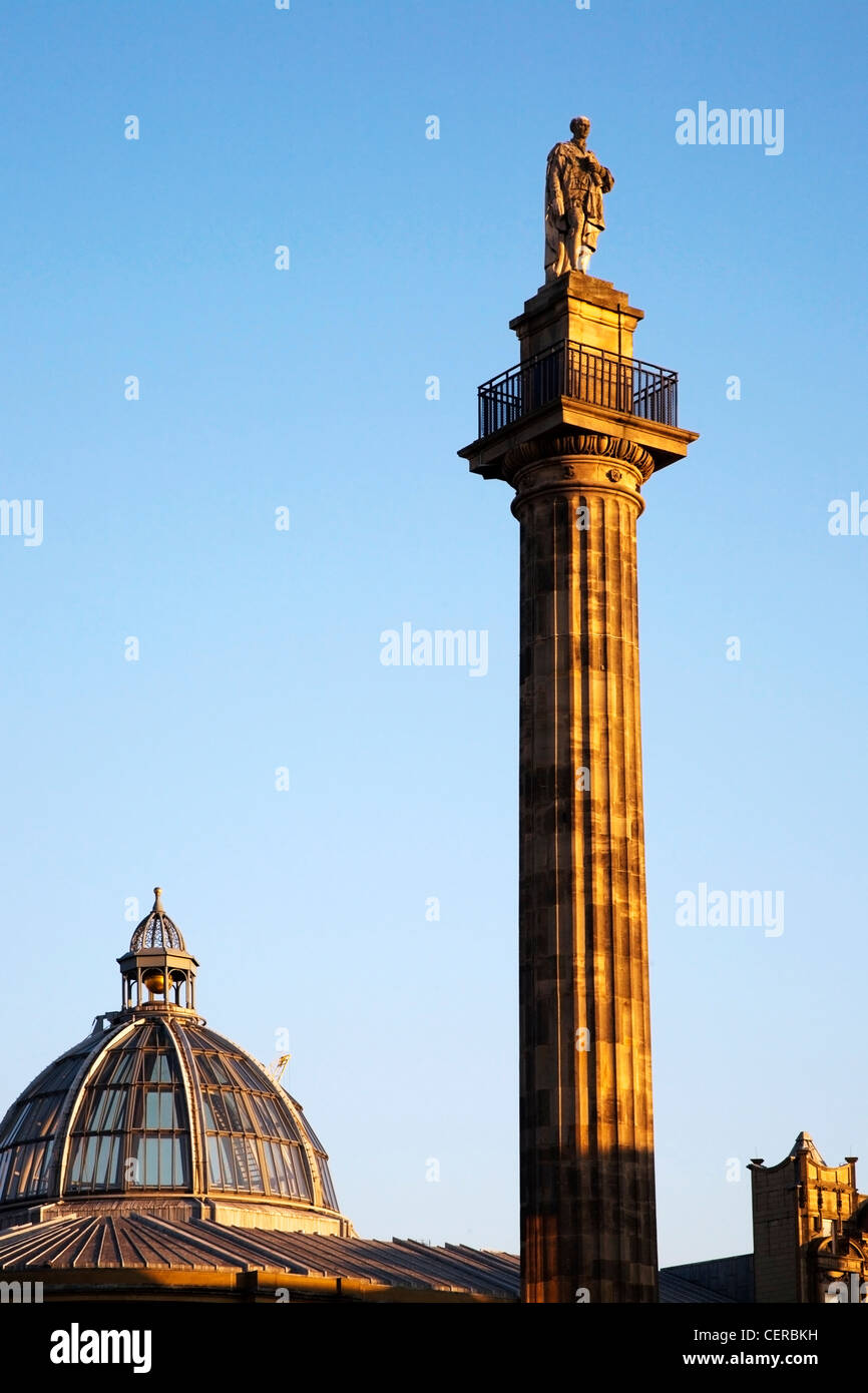 Grey statue hi-res stock photography and images - Alamy