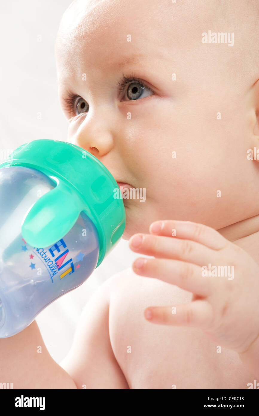 Close up of a baby drinking from a bottle Infobeauty Stock Photo - Alamy