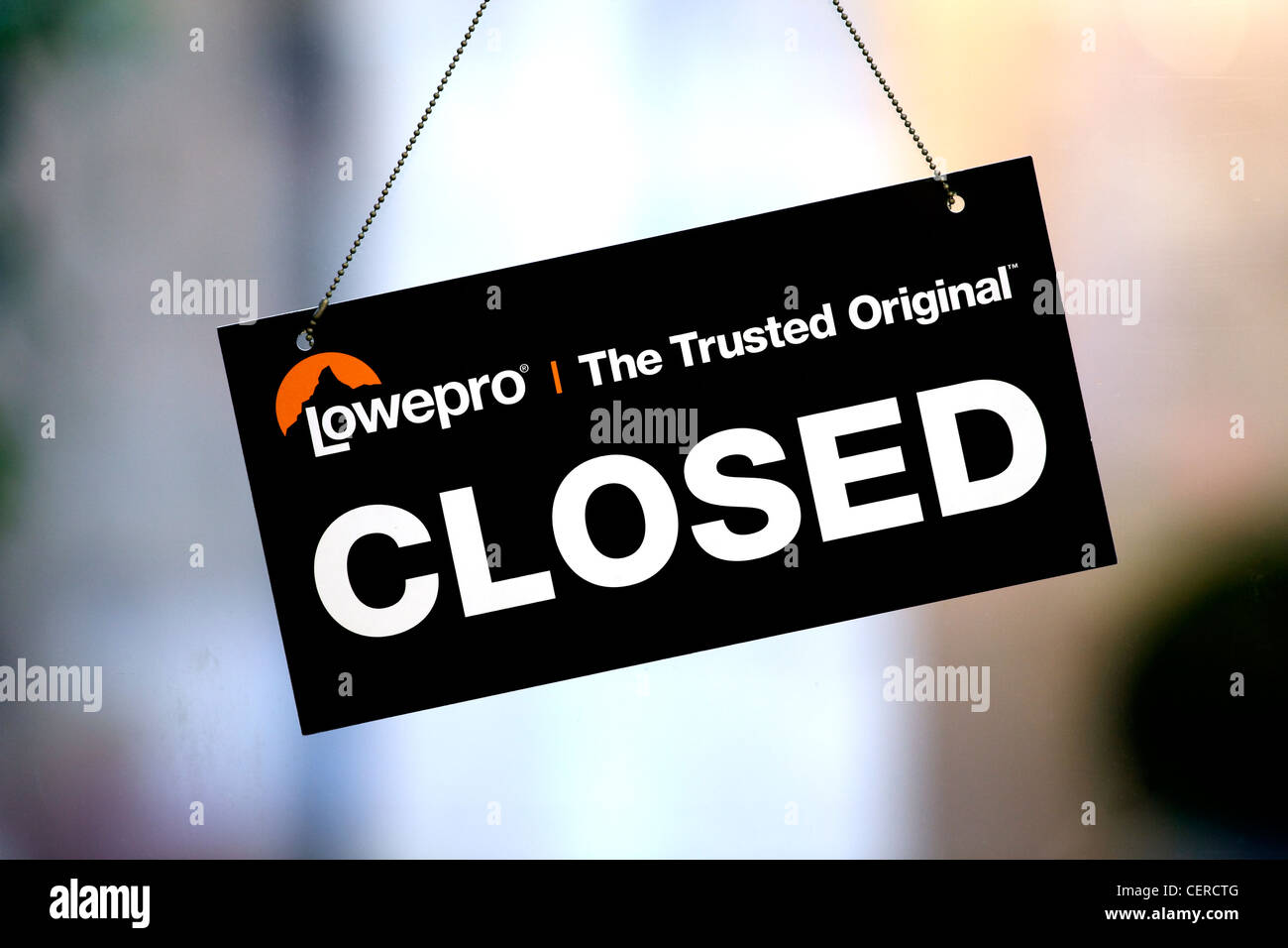 Shop closed sign in photographic shop Stock Photo - Alamy