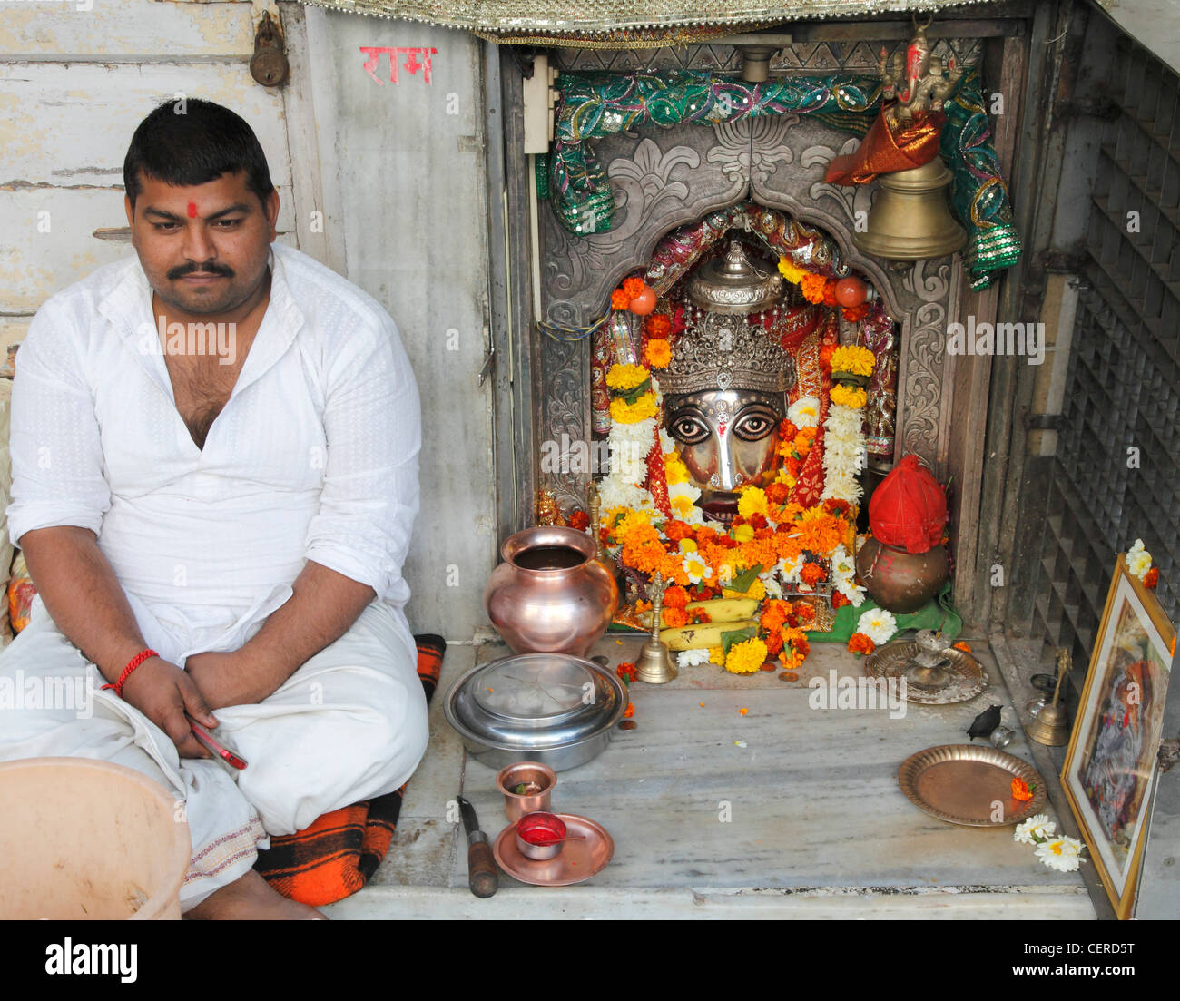 India, Maharashtra, Mumbai, Banganga Tank, small hindu shrine Stock ...
