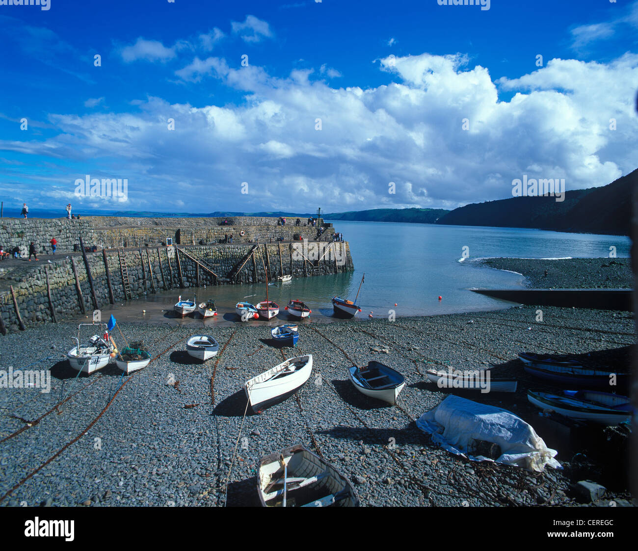 The tide out at Clovelly harbour Stock Photo - Alamy